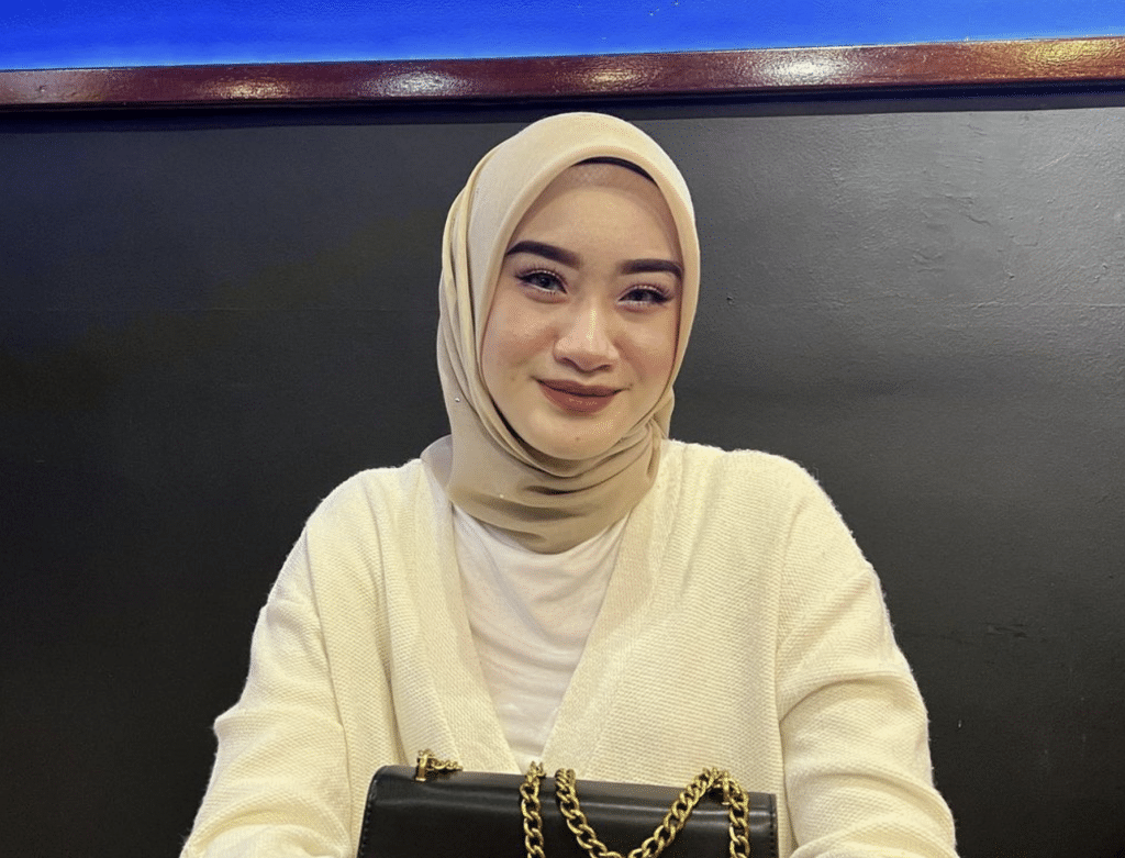 Biodata Chombi Penyanyi Sayunk I Love You (Anak Apak)